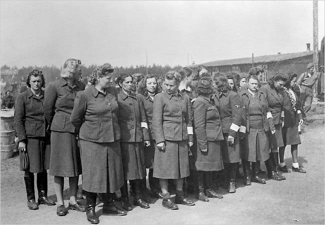 De gezichten van de vrouwelijke nazi-kampbewaaksters - Battlefield Tours